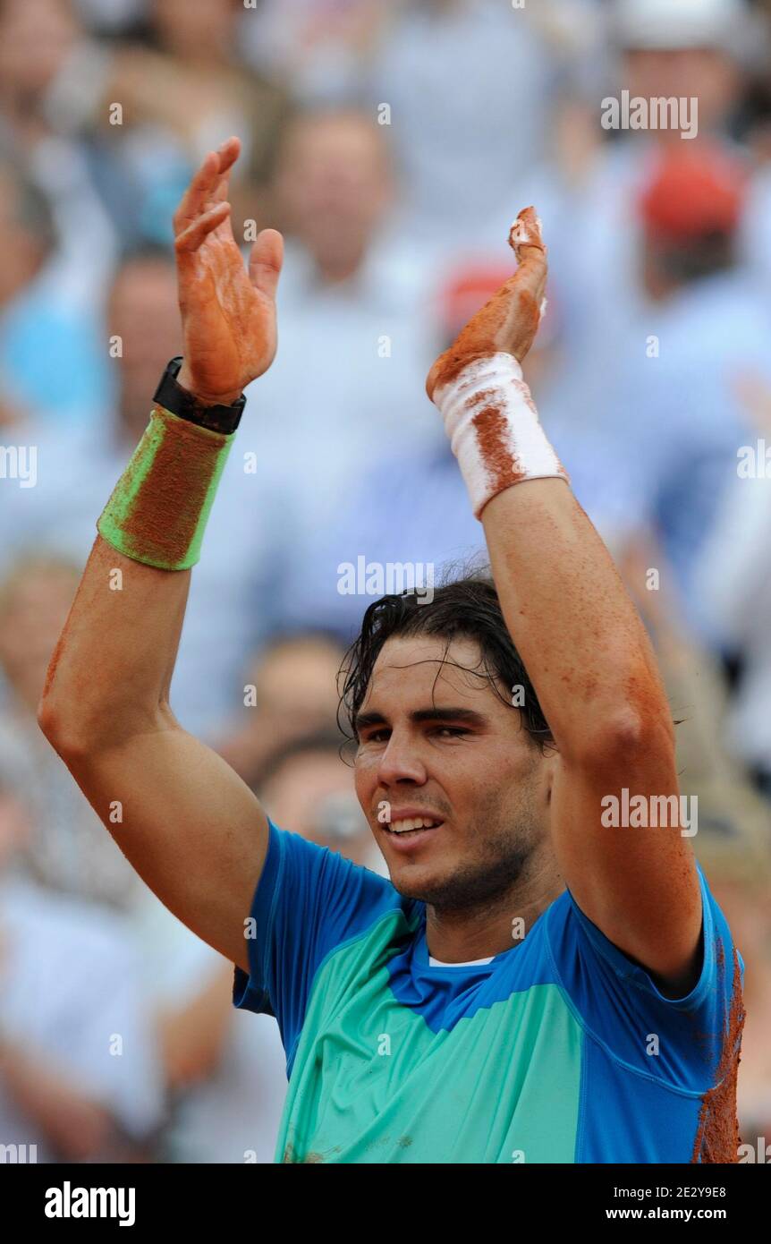 Spain's Rafael Nadal defeats Sweden's Robin Soderling 6-4, 6-2, 6-4 and ...