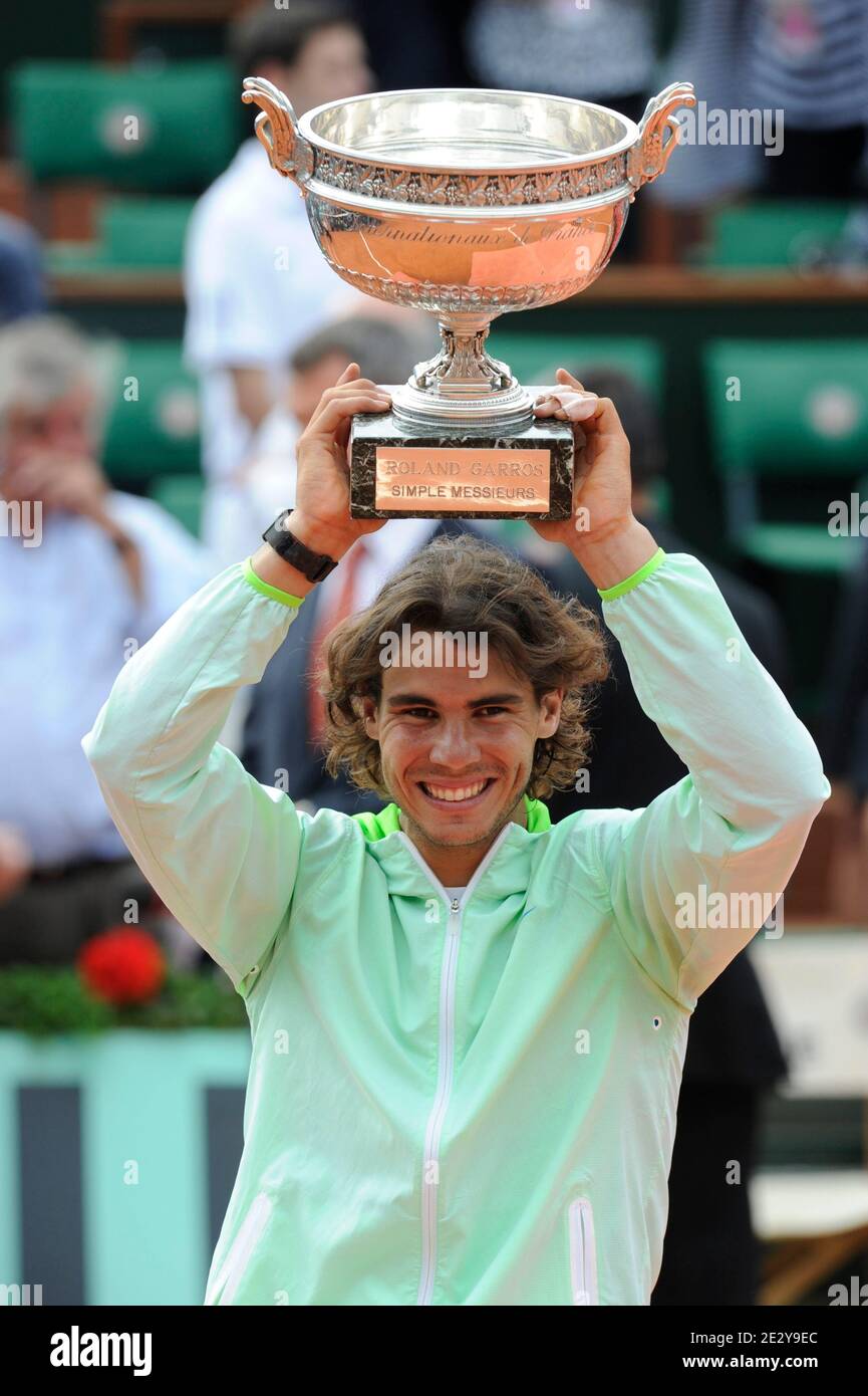 Spain's Rafael Nadal defeats Sweden's Robin Soderling 6-4, 6-2, 6-4 and ...