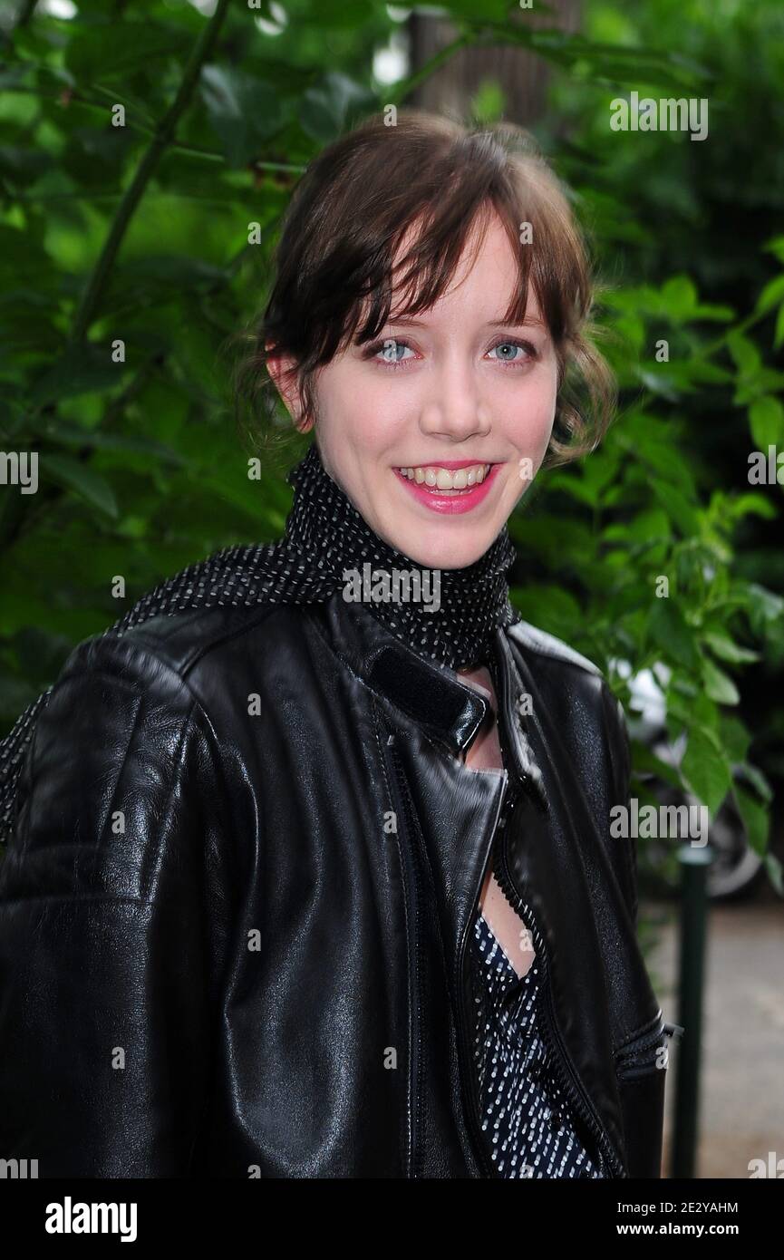 Sara Giraudeau poses for photographers during 'Aux Courts d'un Soir ...