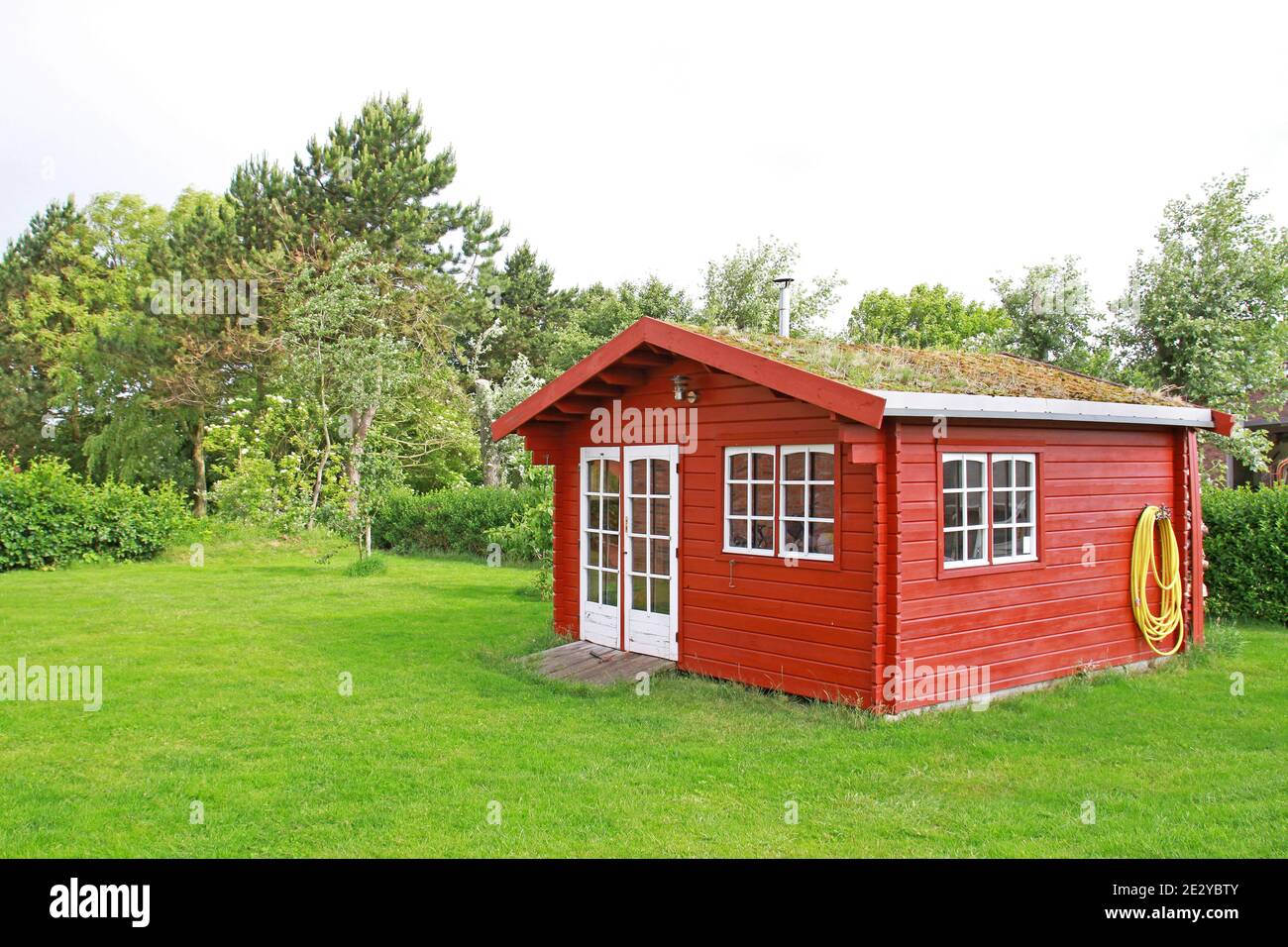 red garden shed with green roof Stock Photo - Alamy
