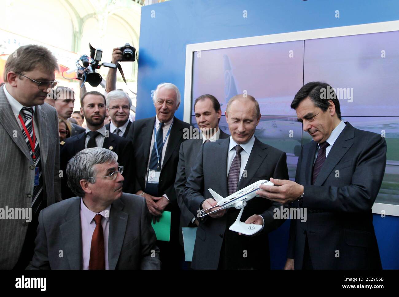 Russian Prime Minister Vladimir Putin and French counterpart Francois ...
