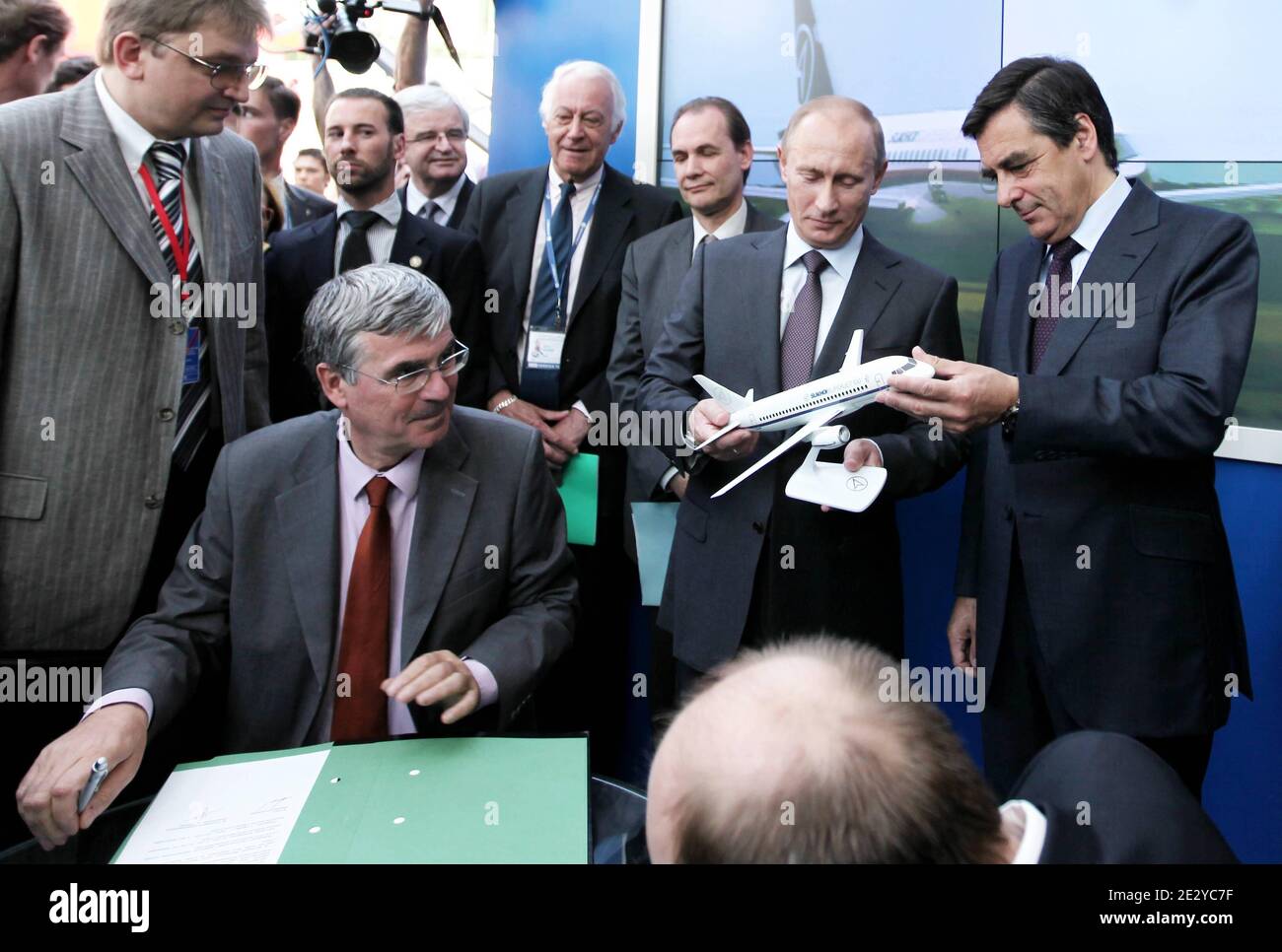Russian Prime Minister Vladimir Putin and French counterpart Francois ...