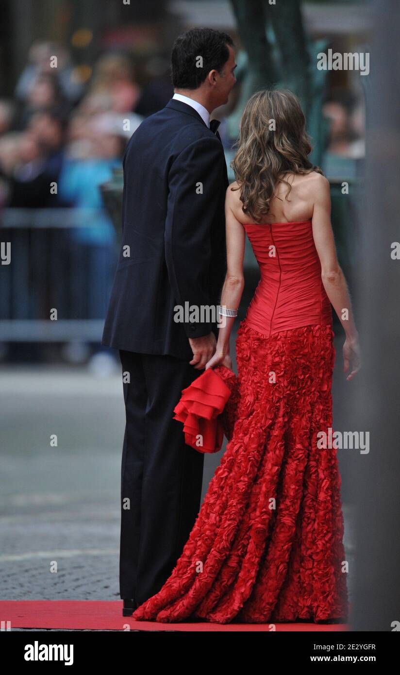 Femme de dos en pied hi-res stock photography and images - Alamy