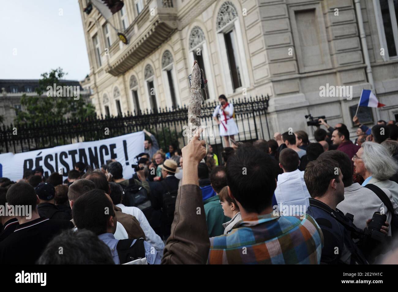 'Apero saucisson pinard' organise place Charles de Gaulle a Paris ...