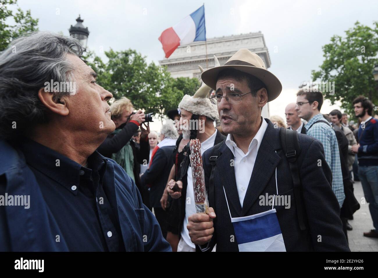 'Apero saucisson pinard' organise place Charles de Gaulle a Paris ...