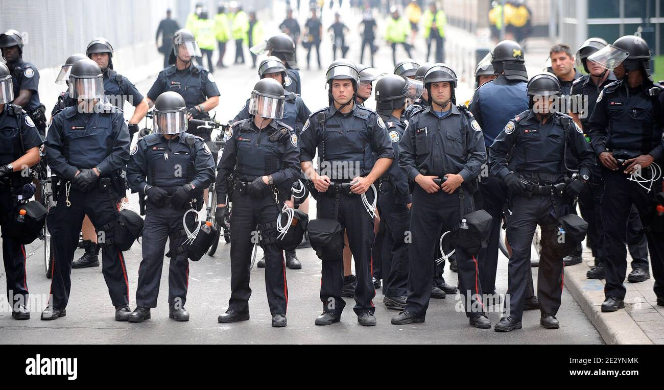 Police officers form a line to hold back demonstrators protesting the ...