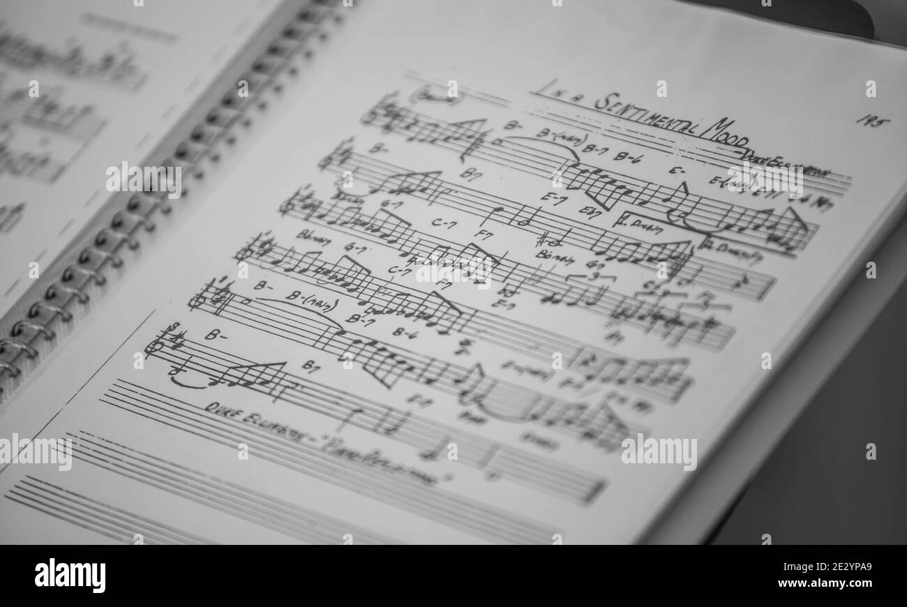 Grayscale shot of a music note sheet with blurred edges Stock Photo - Alamy
