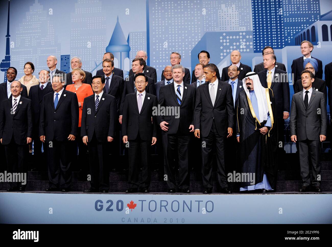 "Leaders from around the world wave as they pose for the G20 Summit ...