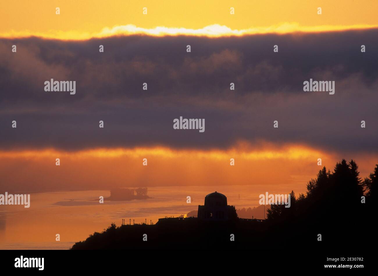 Vista House gorge view at sunrise, Womens Forum State Park, Crown Point ...