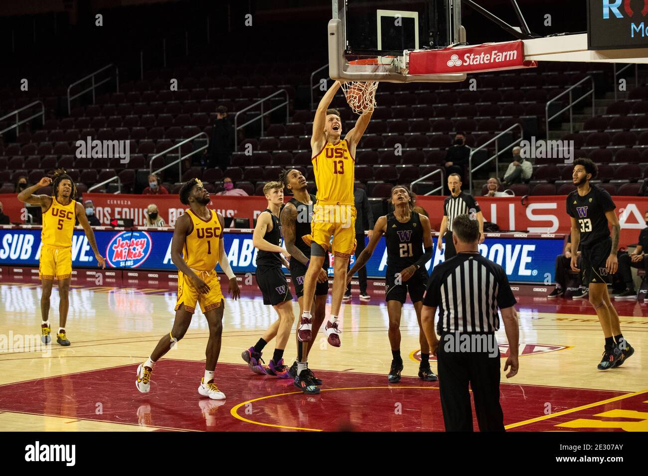 Southern California Trojans guard Drew Peterson (13) dunks the ball ...