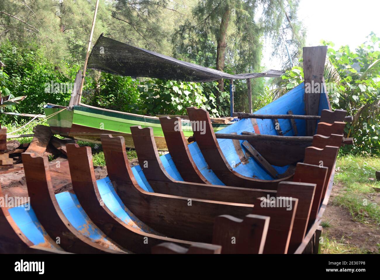 NARATHIWAT, THAILAND – 1 JANUARY 2021 : manufacturing kolae boat at ...