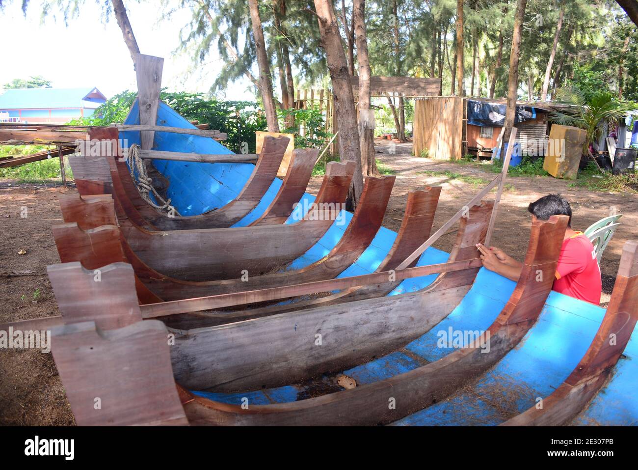 NARATHIWAT, THAILAND – 1 JANUARY 2021 : manufacturing kolae boat at Pula Rayor Kalae tapae , a ...