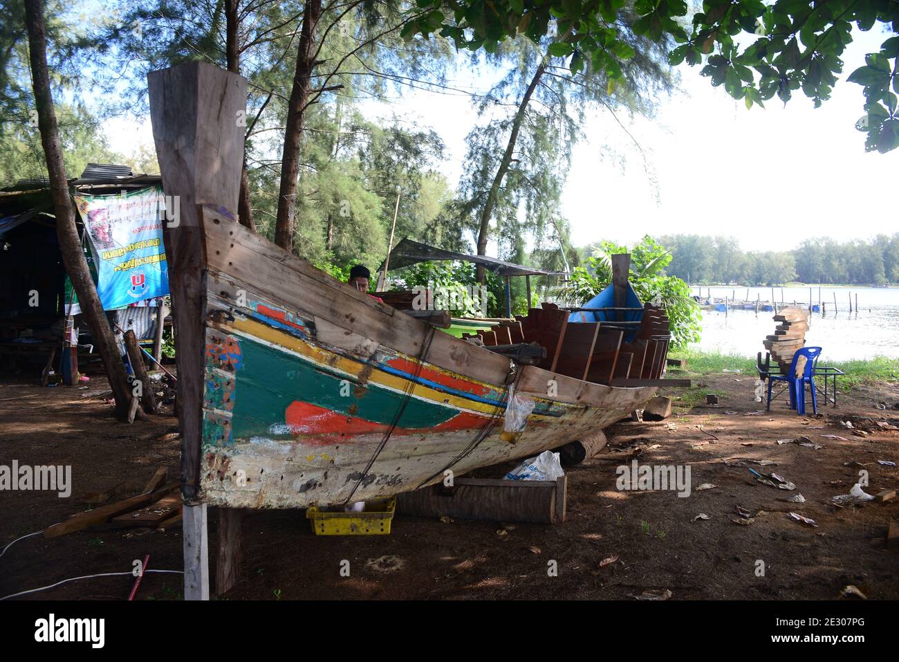NARATHIWAT, THAILAND – 1 JANUARY 2021 : manufacturing kolae boat at Pula Rayor Kalae tapae , a ...