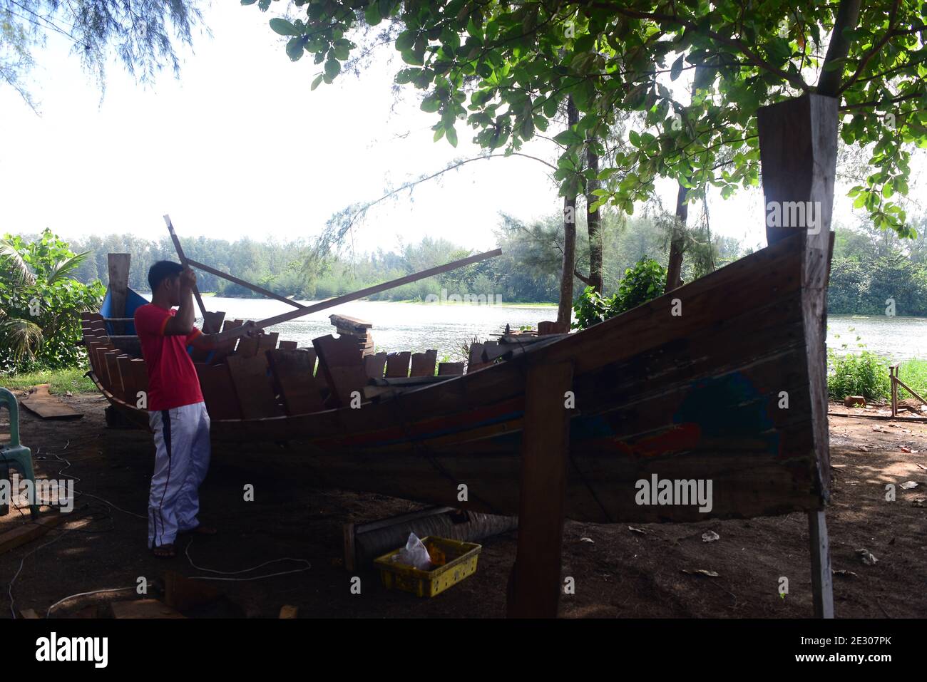 NARATHIWAT, THAILAND – 1 JANUARY 2021 : manufacturing kolae boat at Pula Rayor Kalae tapae , a ...