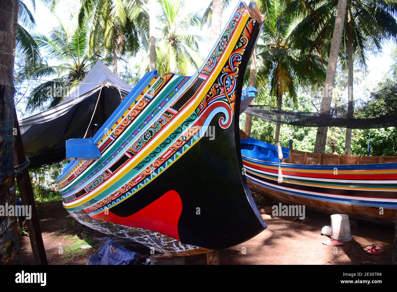 NARATHIWAT, THAILAND – 1 JANUARY 2021 : manufacturing kolae boat at Pula Rayor Kalae tapae , a ...