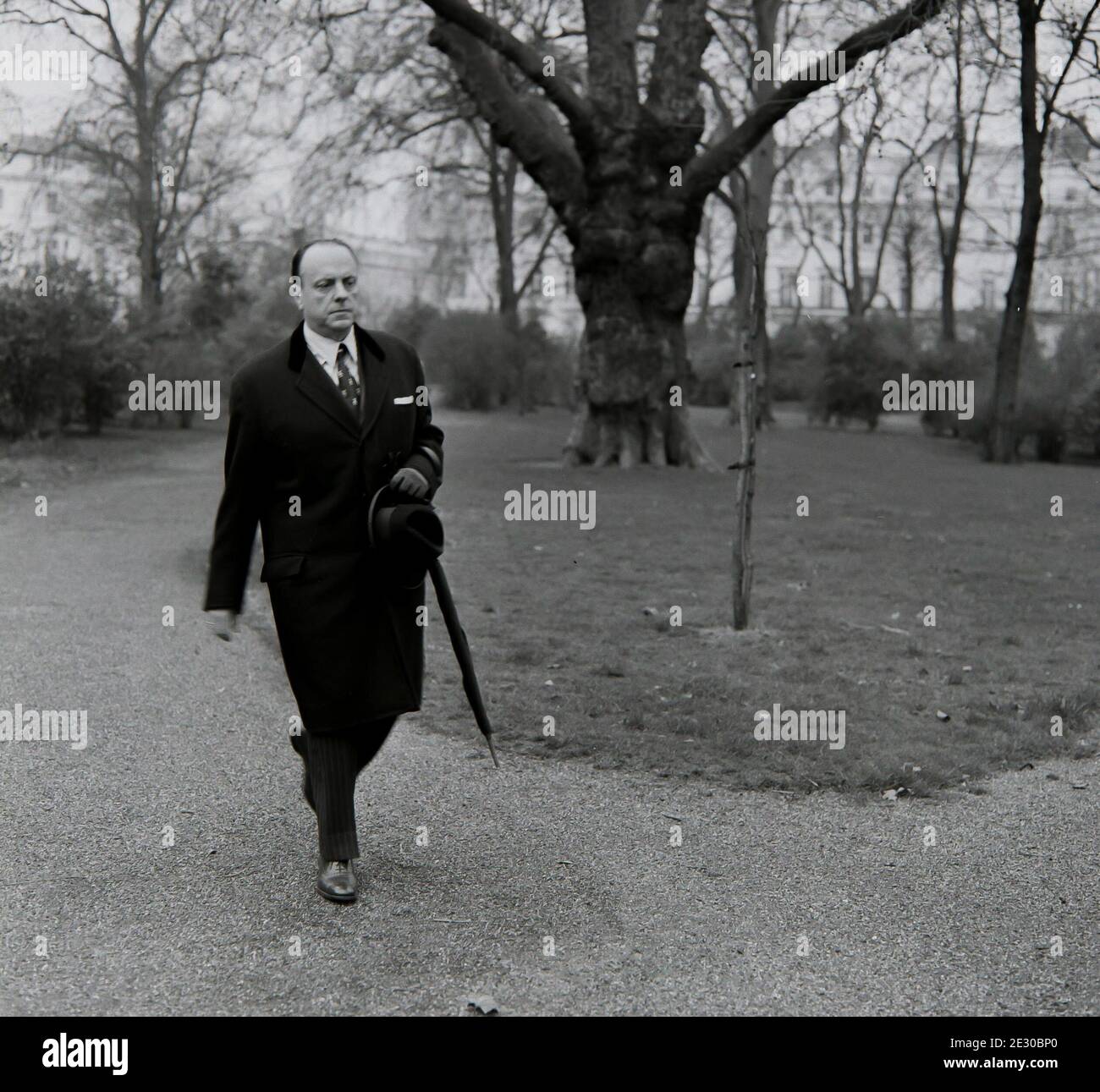 El político Manuel Fraga Iribarne en Londres, año 1975 Stock Photo - Alamy