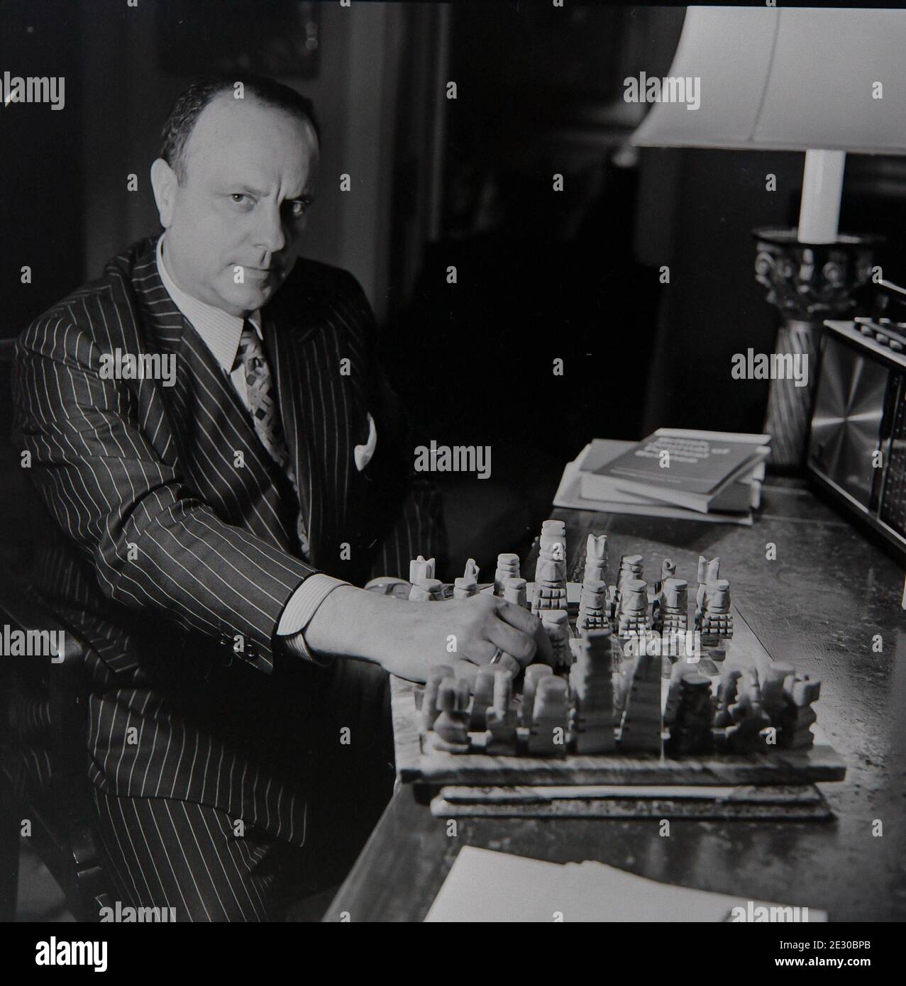 El político Manuel Fraga Iribarne en la embajada española de Londres ...