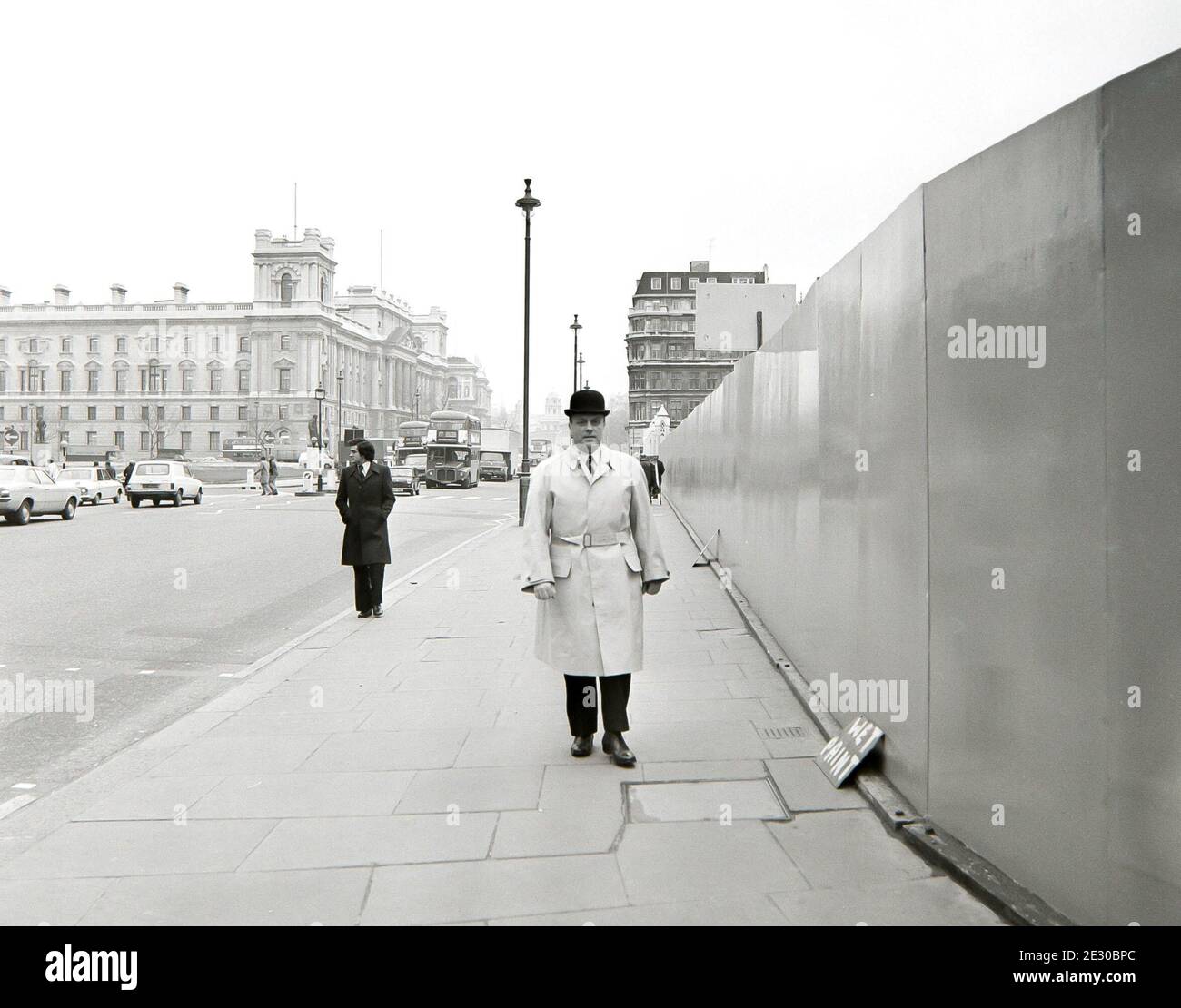 El político Manuel Fraga Iribarne en Londres, año 1975 Stock Photo - Alamy