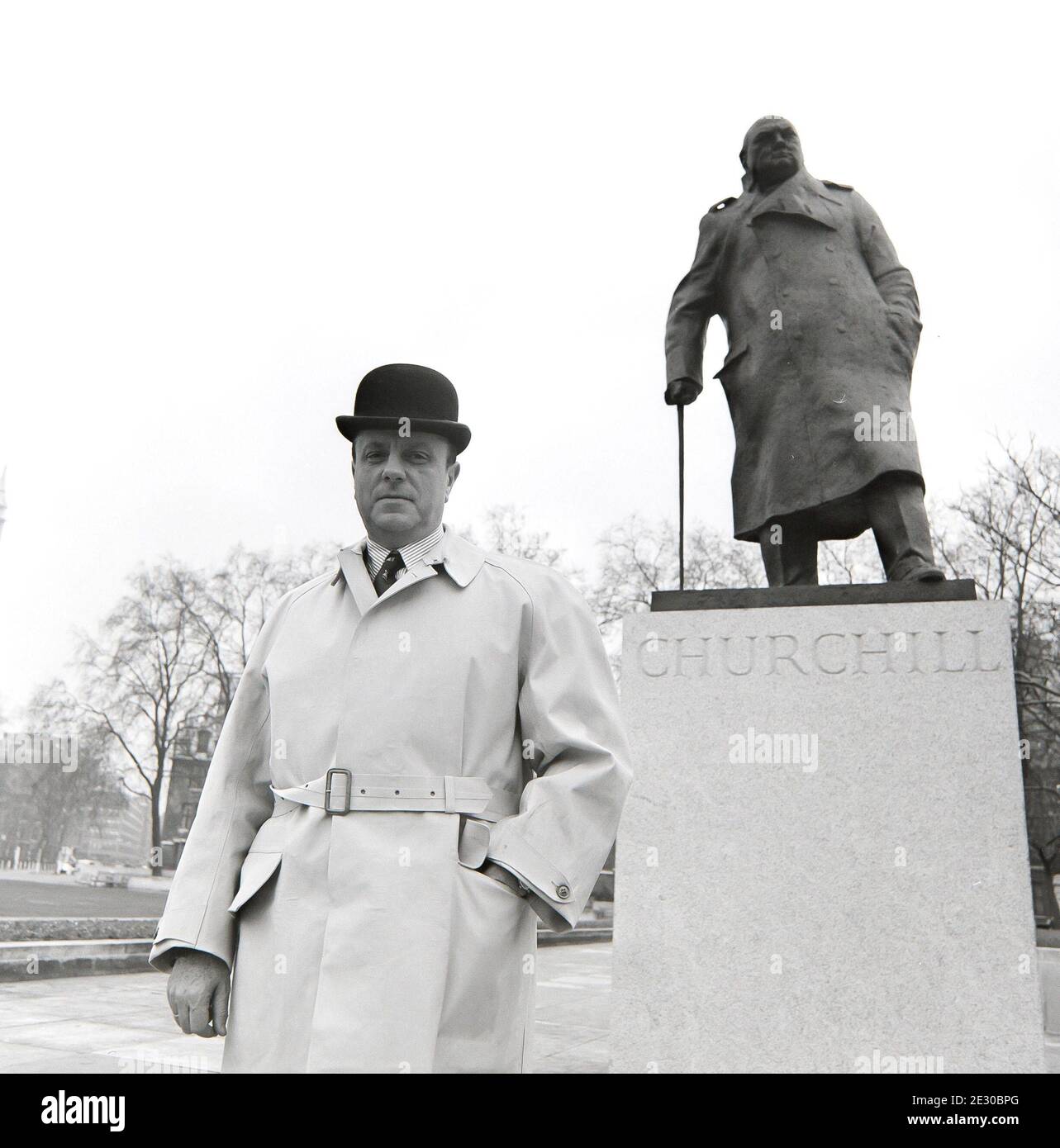 El político Manuel Fraga Iribarne en Londres, año 1975 Stock Photo - Alamy