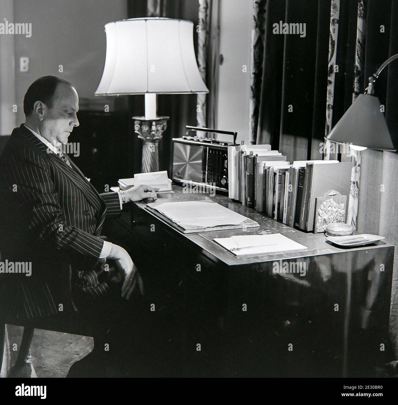 El político Manuel Fraga Iribarne en la embajada española de Londres ...