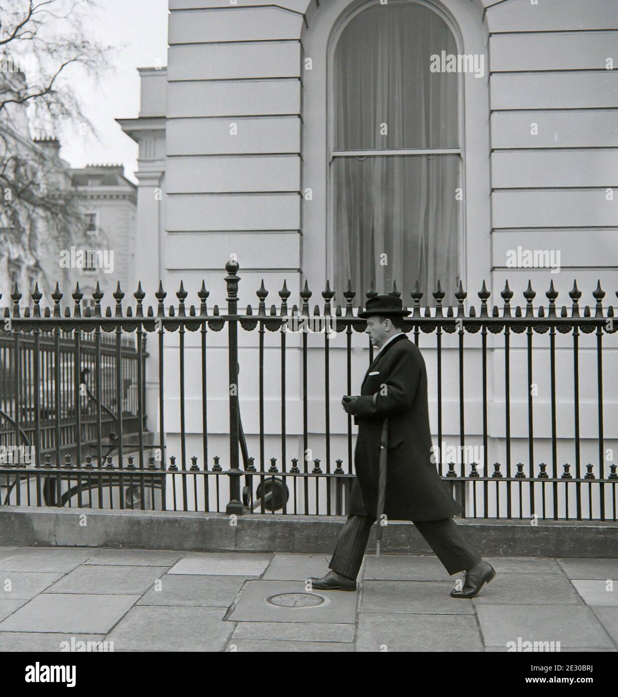 El político Manuel Fraga Iribarne en Londres, año 1975 Stock Photo - Alamy