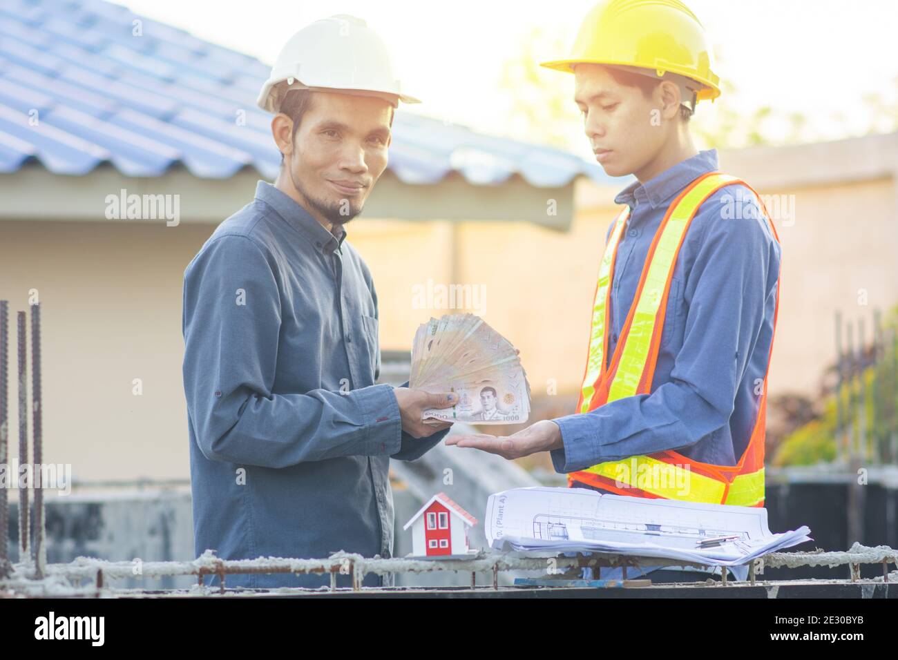 Cash in hand payment builder hi-res stock photography and images - Alamy