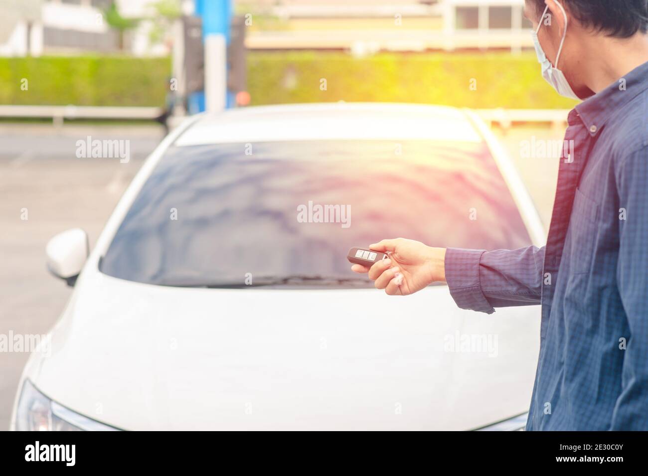 Man holding key opening car door Stock Photo - Alamy