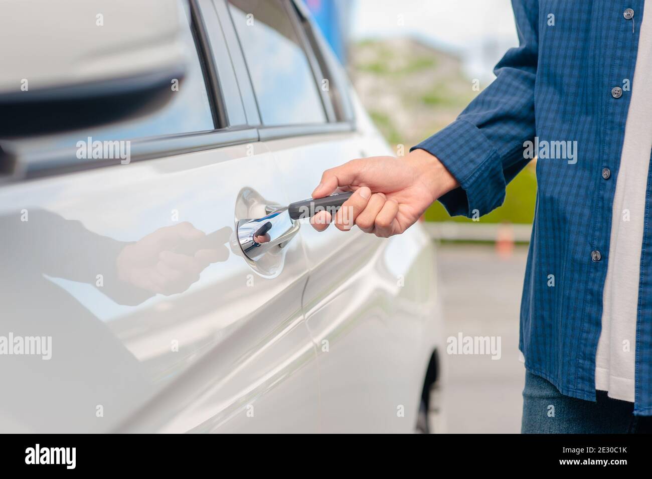 Man holding key opening car door Stock Photo - Alamy