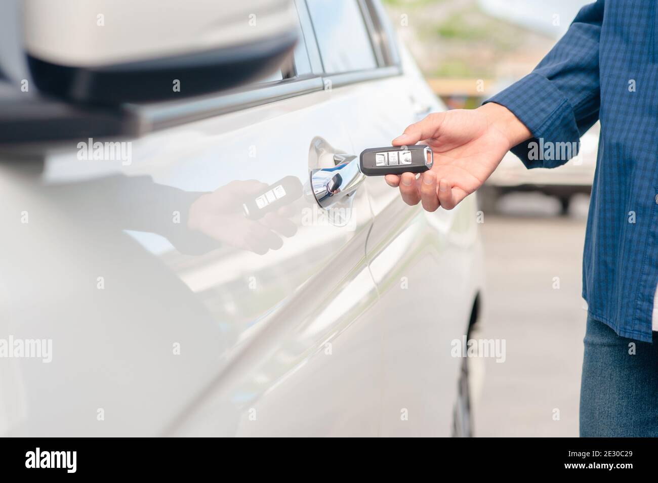 Man holding key opening car door Stock Photo - Alamy