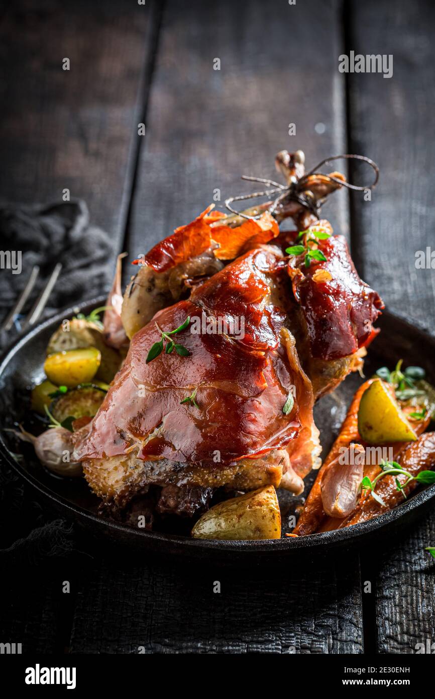 Pheasant bird table hi-res stock photography and images - Alamy