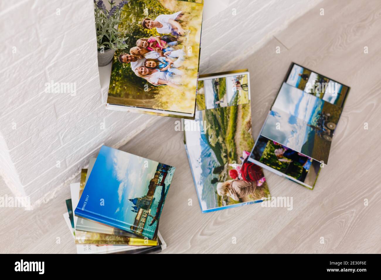 Looking family photo albums hi-res stock photography and images - Alamy