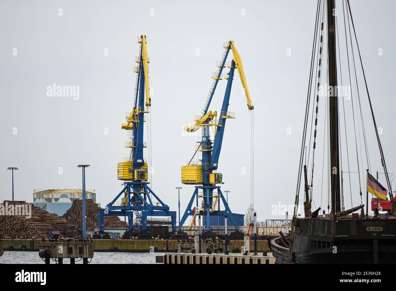 Crane lifting timber hi-res stock photography and images - Alamy
