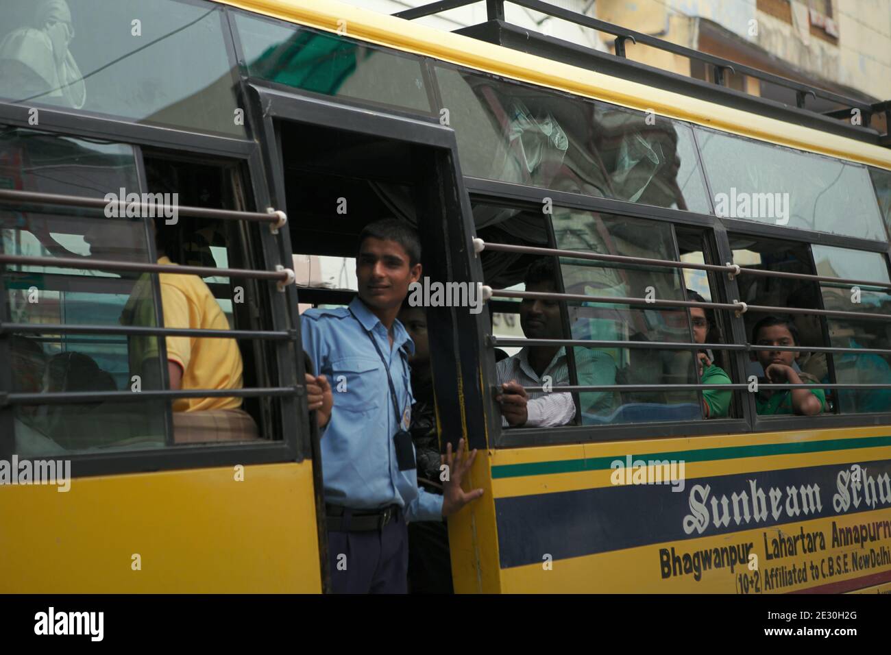 School varanasi bus hi-res stock photography and images - Alamy