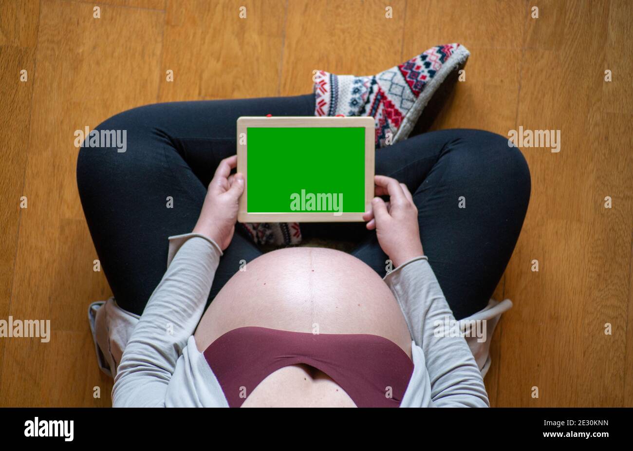 Pregnant woman on green screen hi-res stock photography and images - Alamy