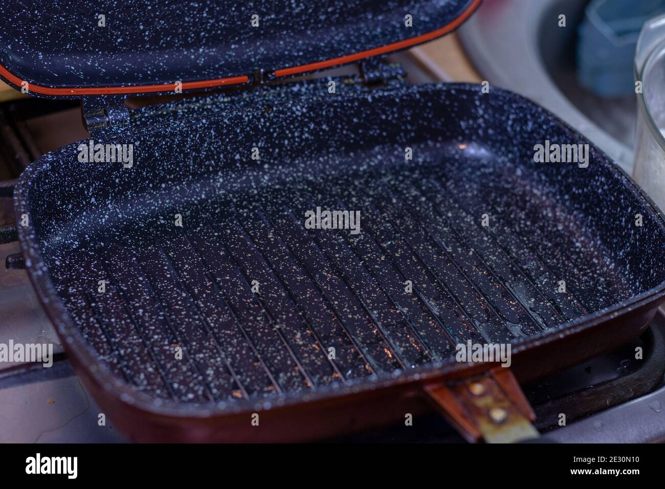 Kitchen grease fire hi-res stock photography and images - Alamy