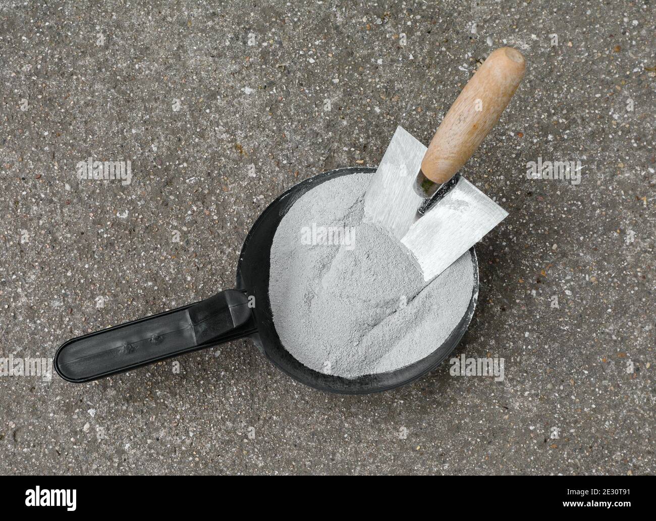 Cement or mortar powder with a trowel put on the brick for construction ...