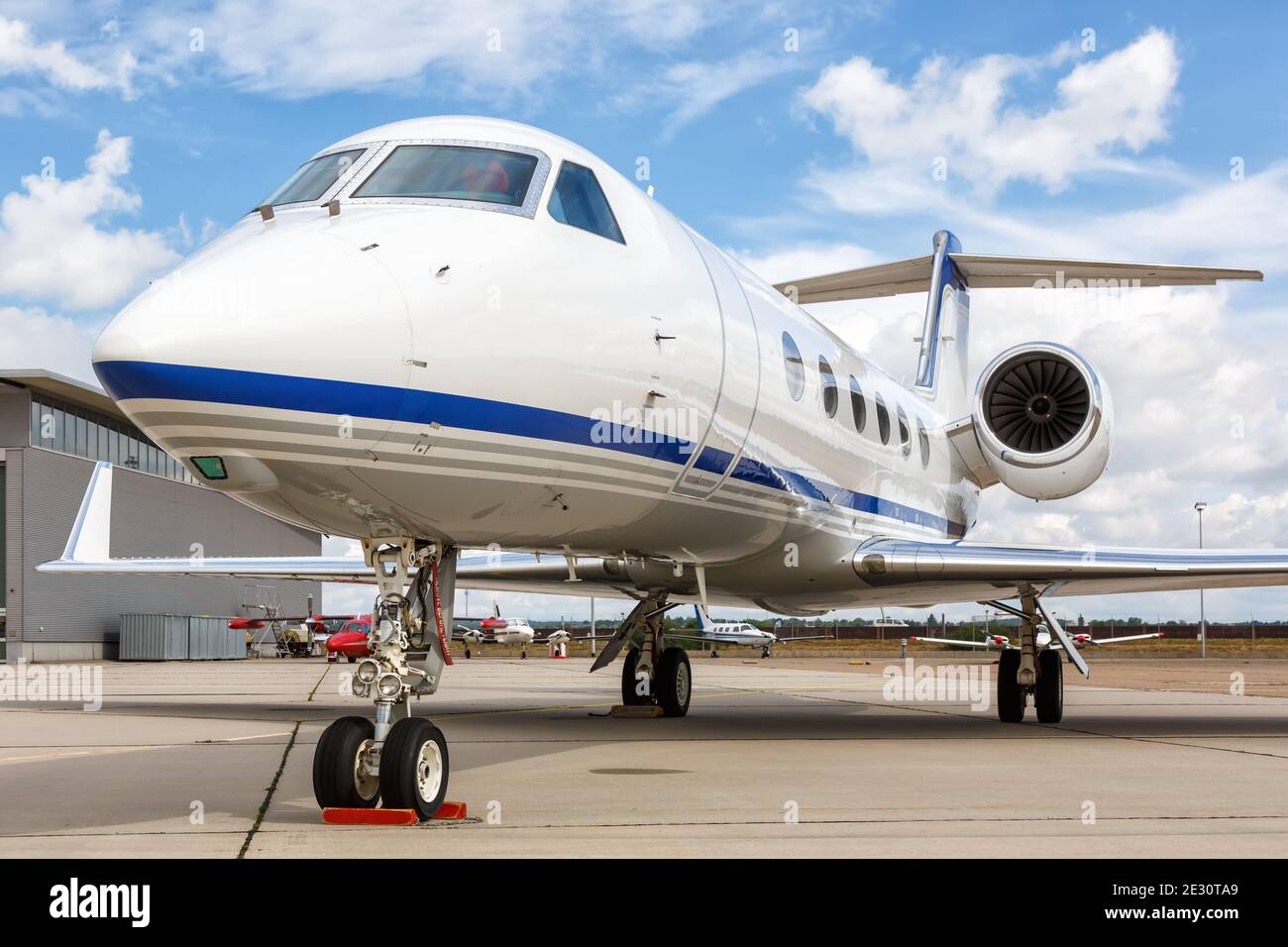 Gulfstream aerospace g450 hi-res stock photography and images - Alamy