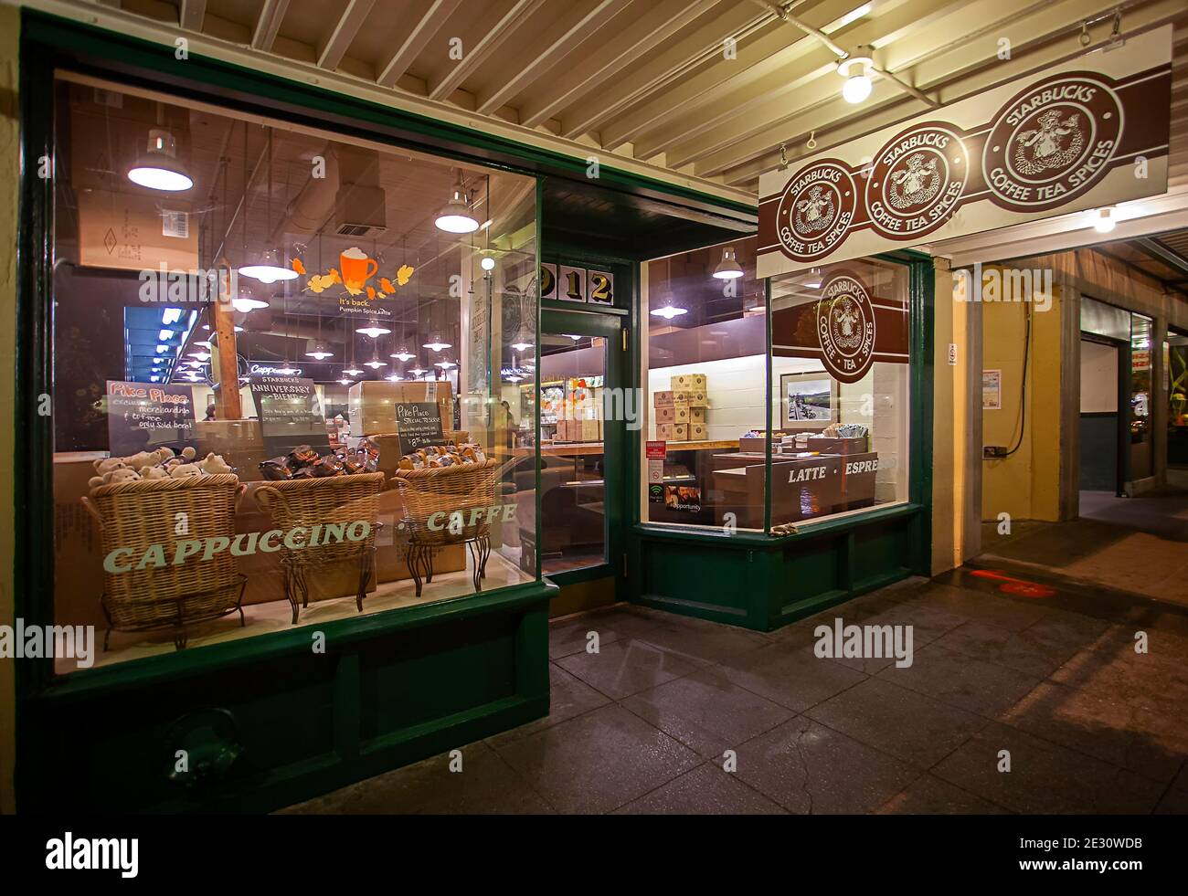 Starbucks seattle pike place market hi-res stock photography and images ...
