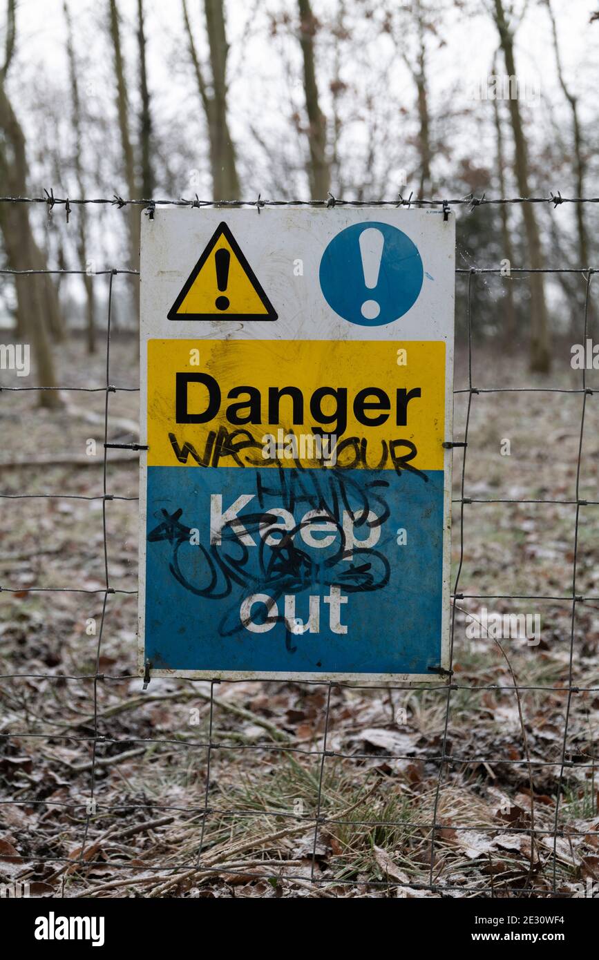Graffiti warning sign hi-res stock photography and images - Alamy