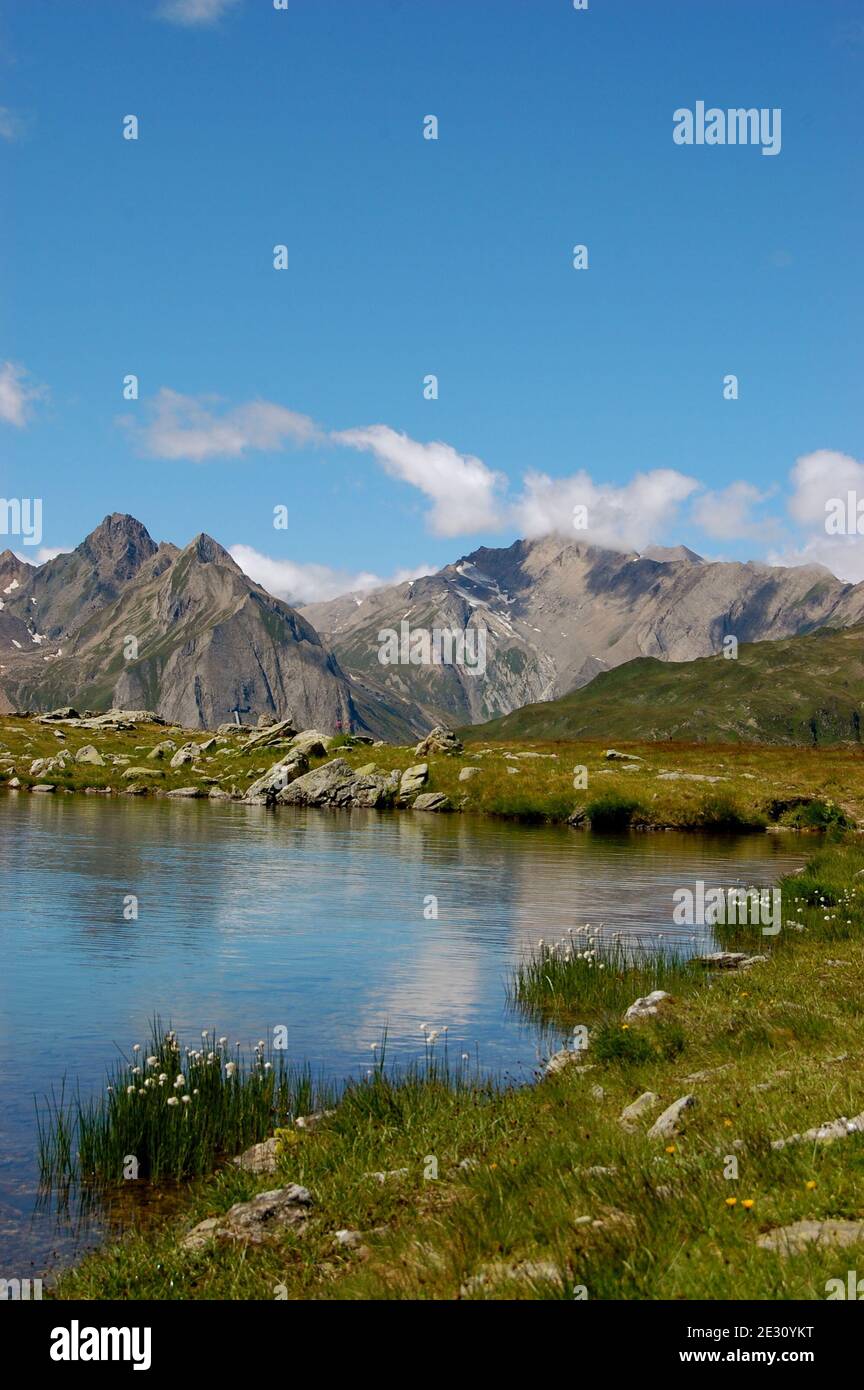 Lake between mountains under sky hi-res stock photography and images ...