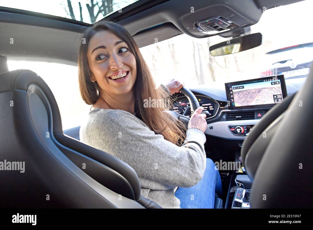 Munich, Deutschland. 15th Jan, 2021. Themed picture woman at the wheel ...