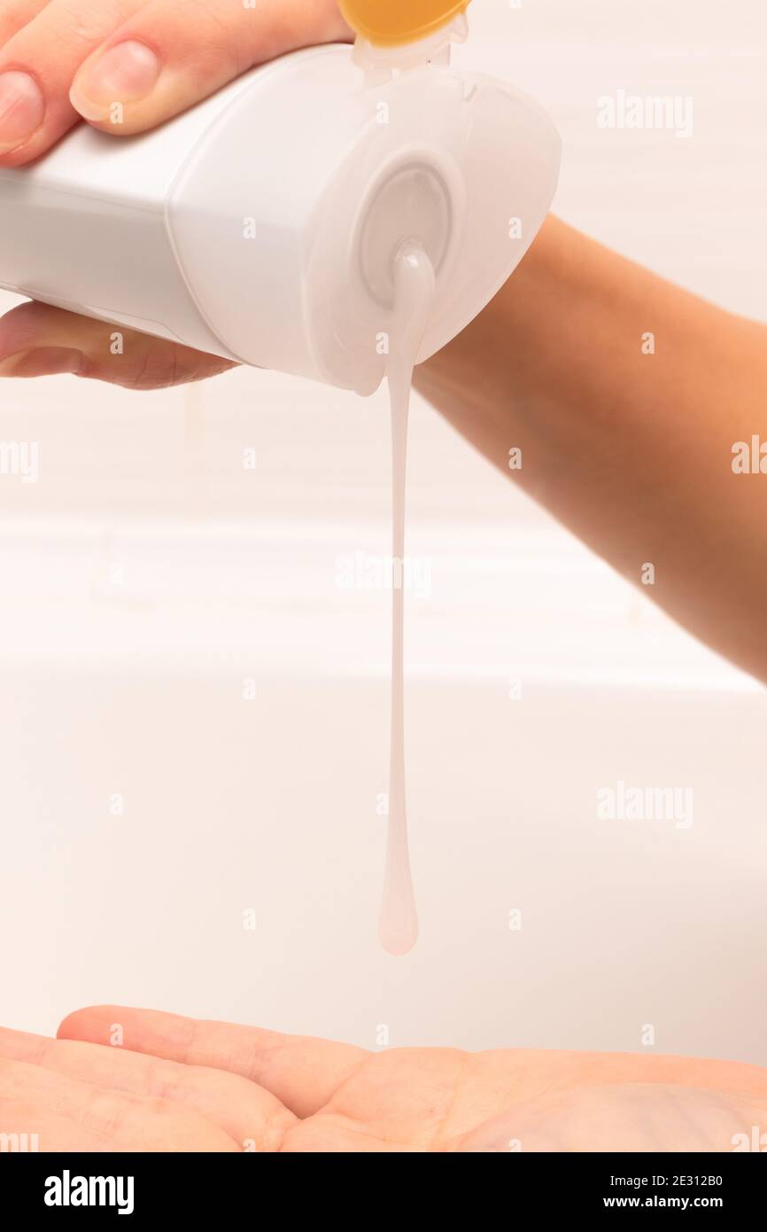 Pouring shampoo hi-res stock photography and images - Alamy