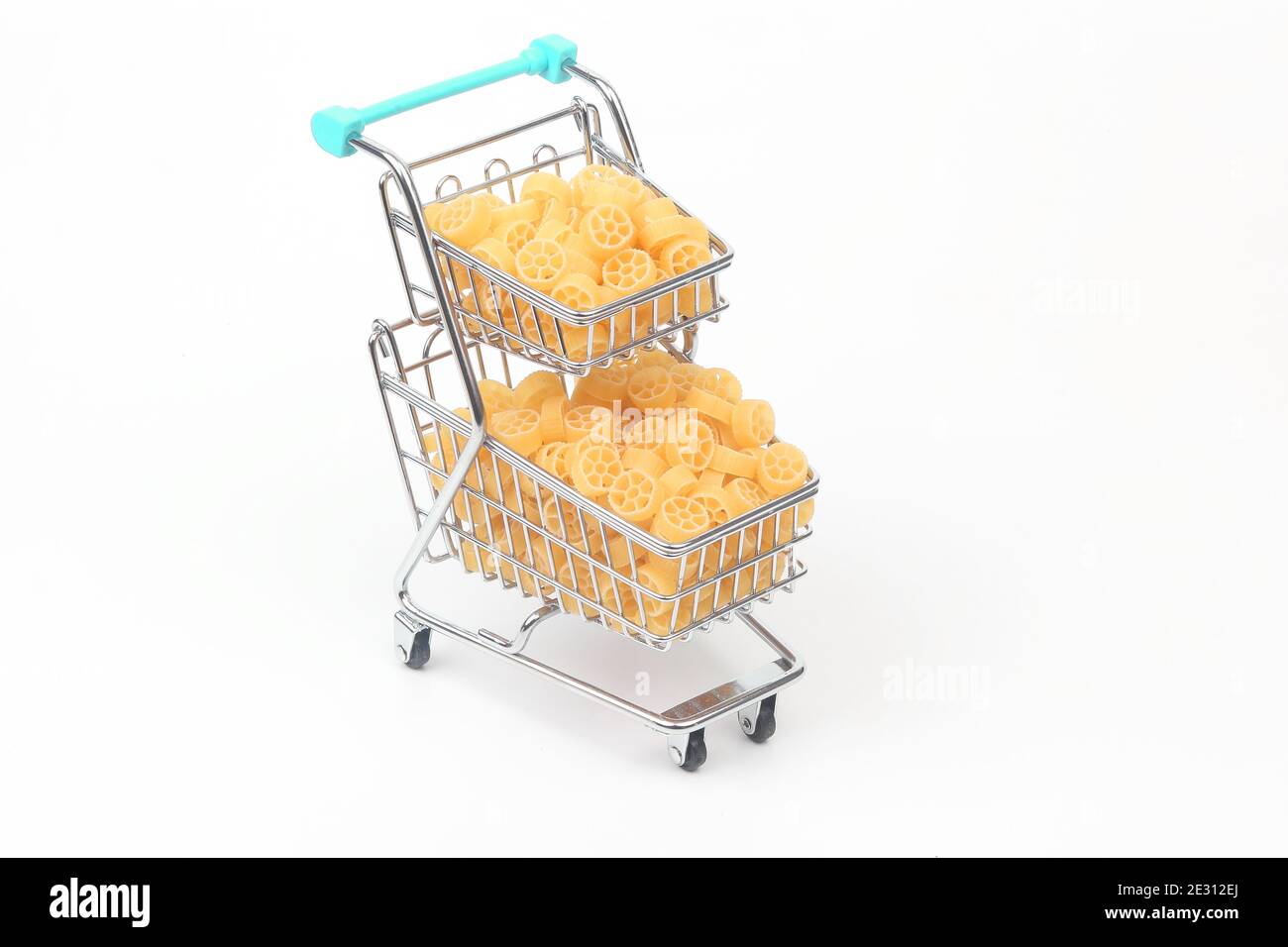 Spaghetti in a supermarket hi-res stock photography and images - Alamy