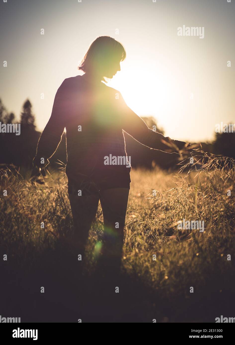 Woman sun lens flare hi-res stock photography and images - Alamy