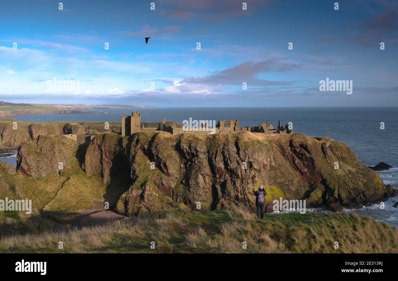 Cliff dunnottar hi-res stock photography and images - Alamy