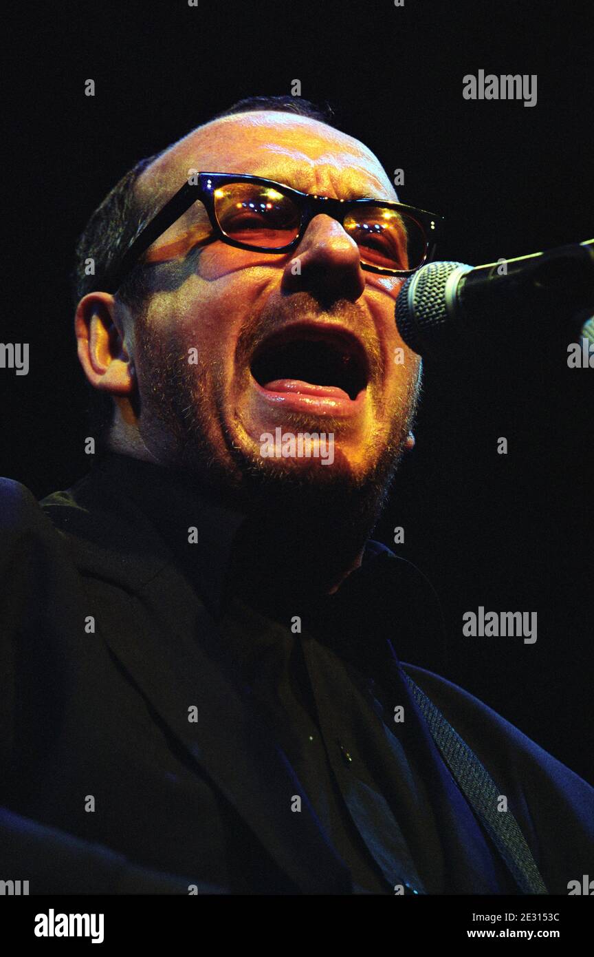 Elvis costello singer hi-res stock photography and images - Alamy
