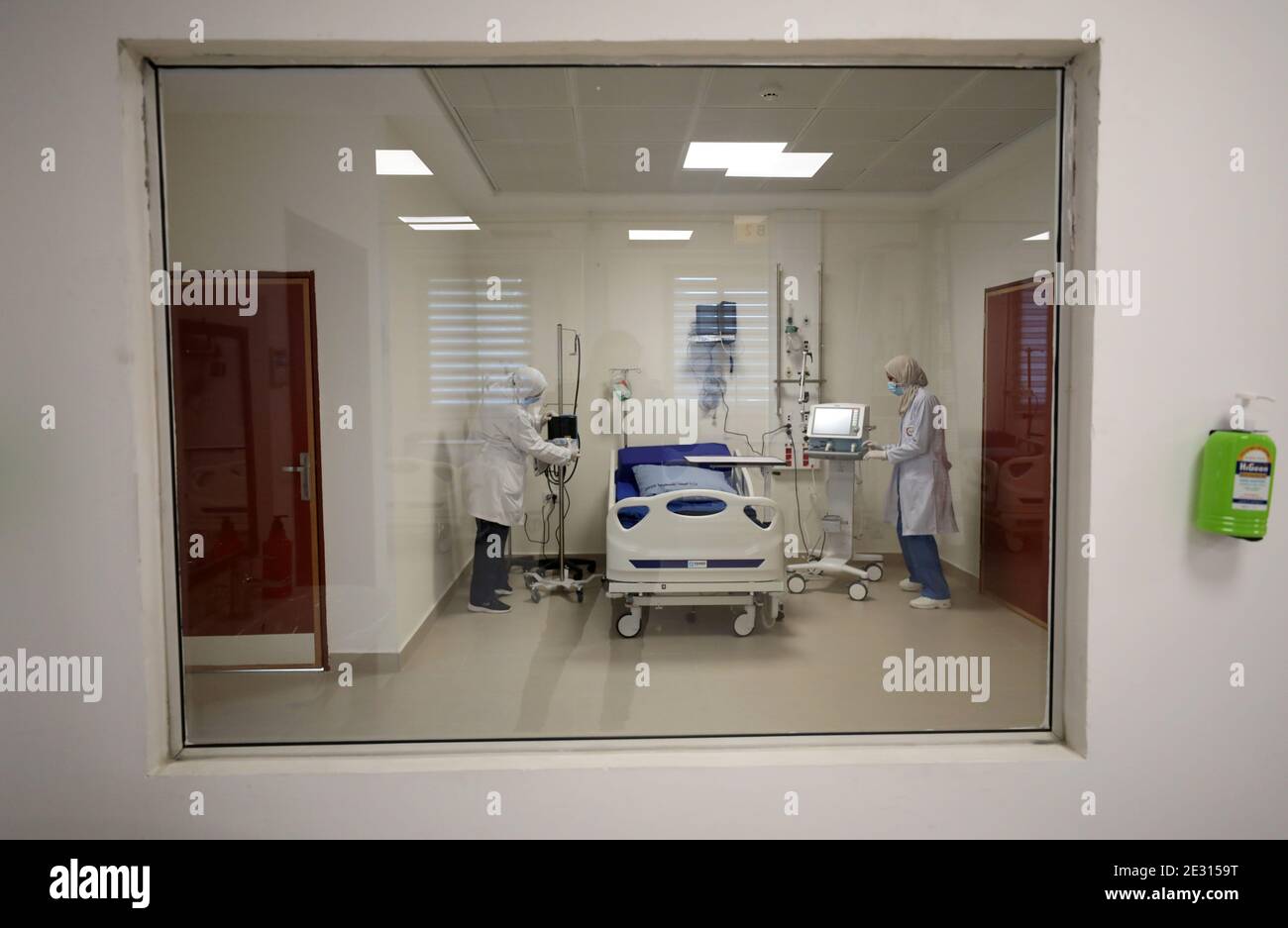 (210116) -- NABLUS, Jan. 16, 2021 (Xinhua) -- Medical workers are seen ...