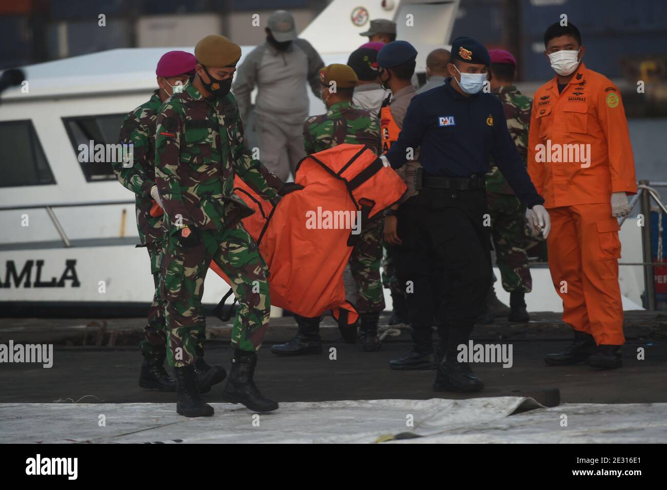 Jakarta, Indonesia. 16th Jan, 2021. Members of Indonesian rescue team ...