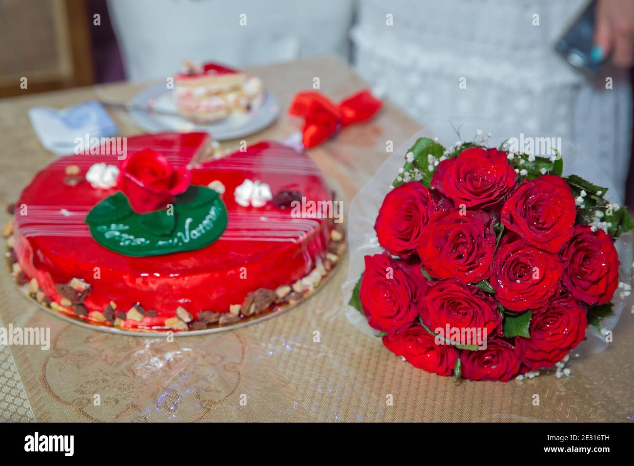 Red roses wedding bouquet . Red round cake. Red flowers on the cake ...