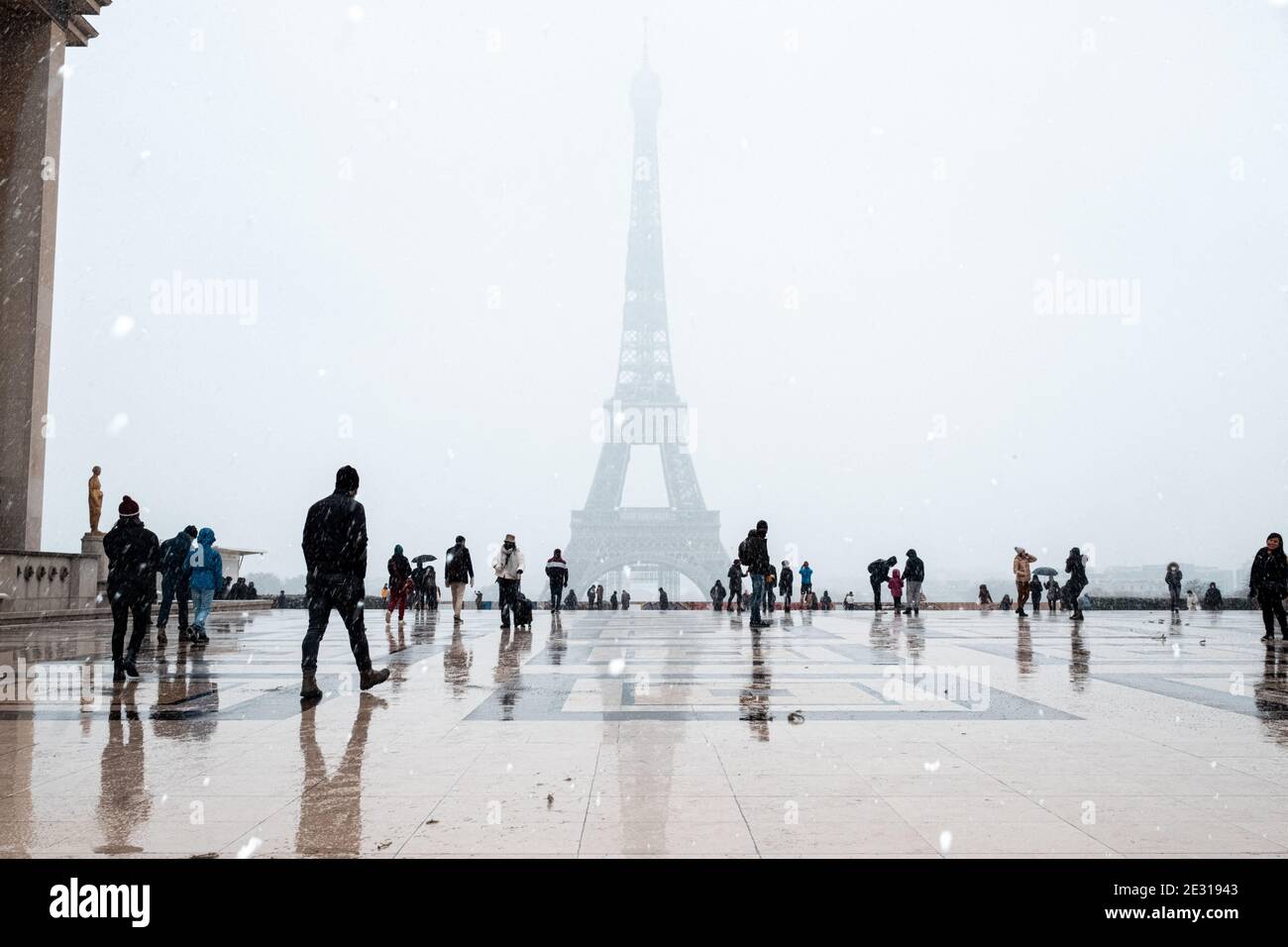 Homme neige hi-res stock photography and images - Alamy